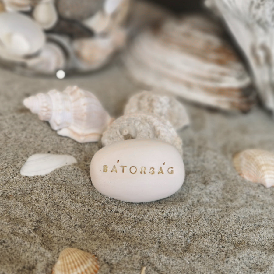 BÁTORSÁG – Aiuta a fare un passo – Ceramica Magica